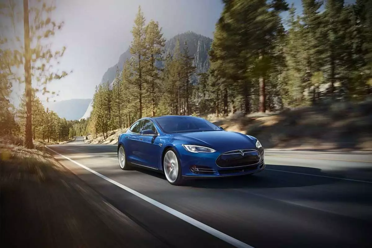 Tesla Uji Coba Mobil Otonom Berbasis AI di Jepang - GenLink.co.id