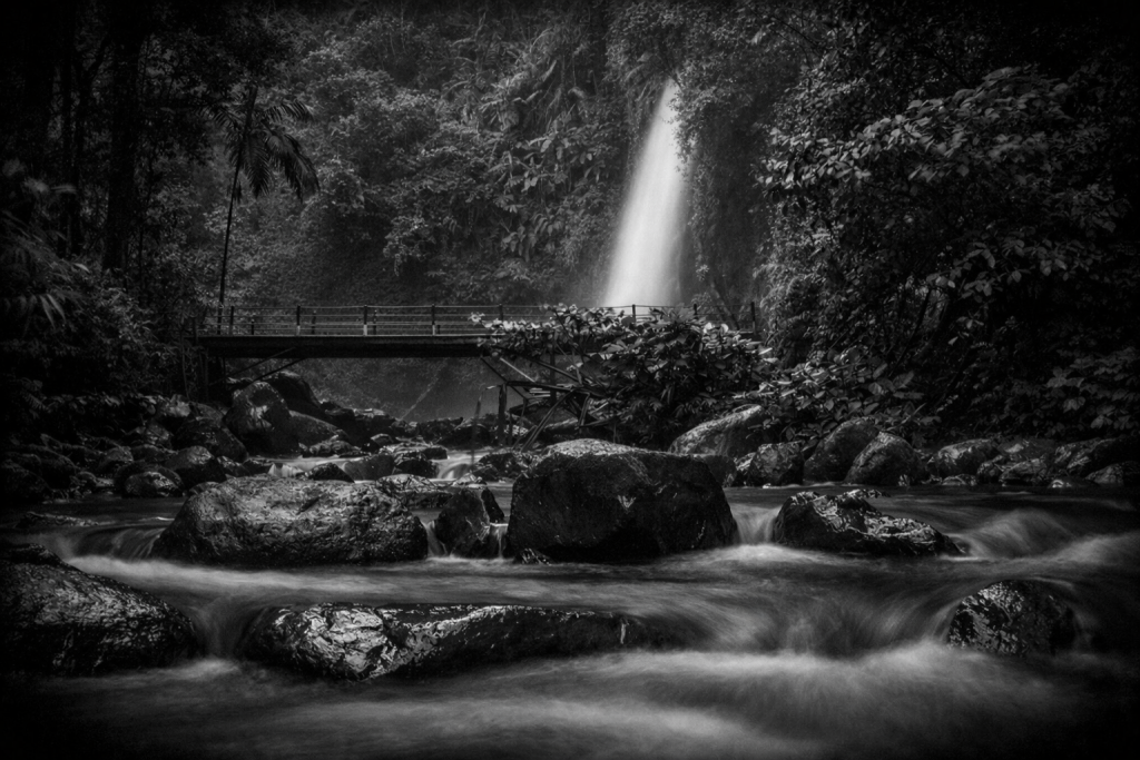 Di Balik Kabut Curug Sawer: Penunggu Gaib yang Belum Usai - GenLink.co.id