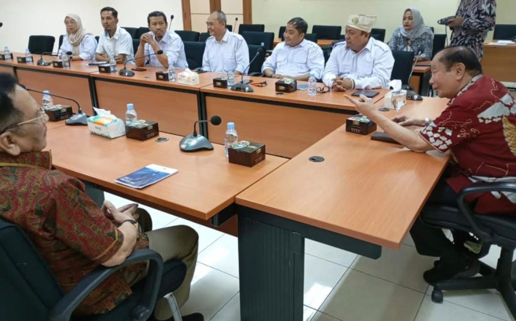 Mengenal Pohon Ulin: Kayu Besi Asli Indonesia yang Kaya Manfaat dan ...